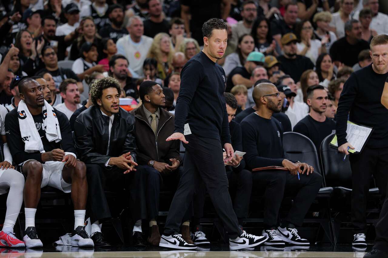 How the Spurs' 4-0 start creates a new problem for Mitch Johnson