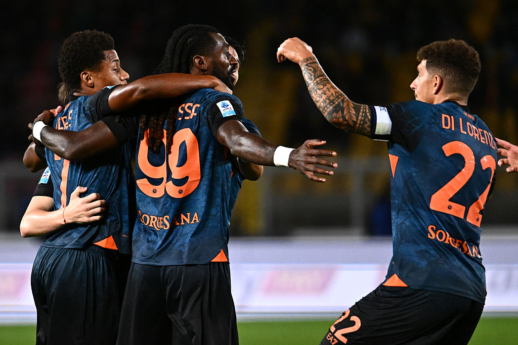 Napoli vence no reduto do Lecce e mantém liderança da Serie A