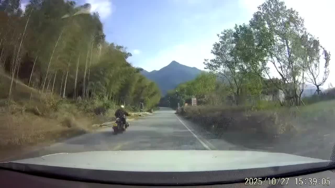 Motorcycle crashes after hitting bamboo stick in Anhui, China