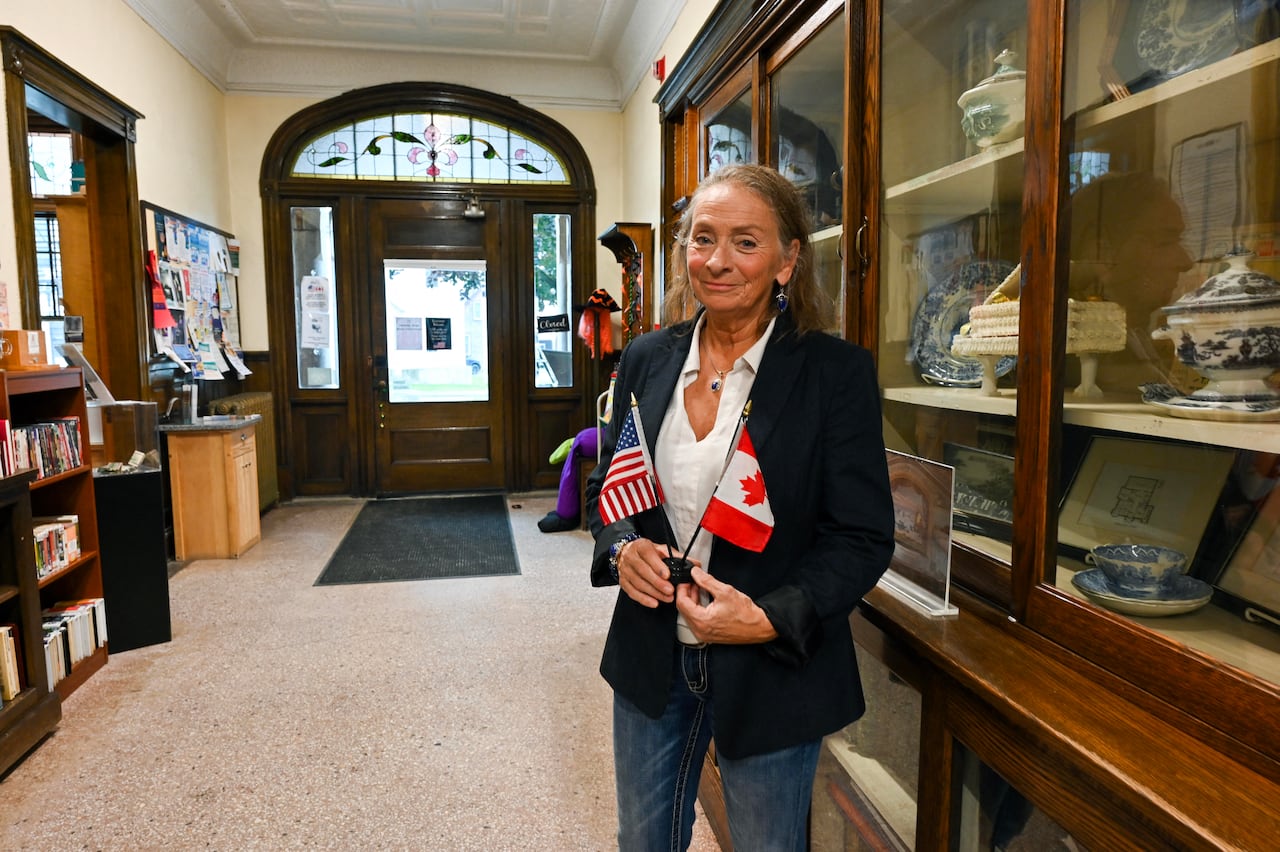 Canadians can't use main doors at border library anymore