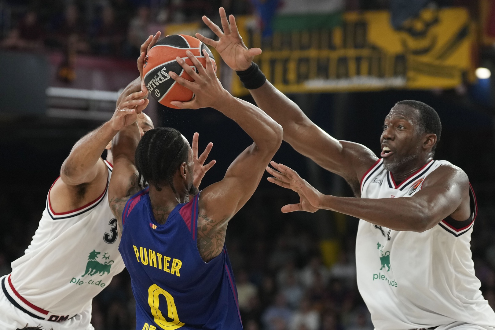74-72. El Barça tira de garra para superar al Armani Milán