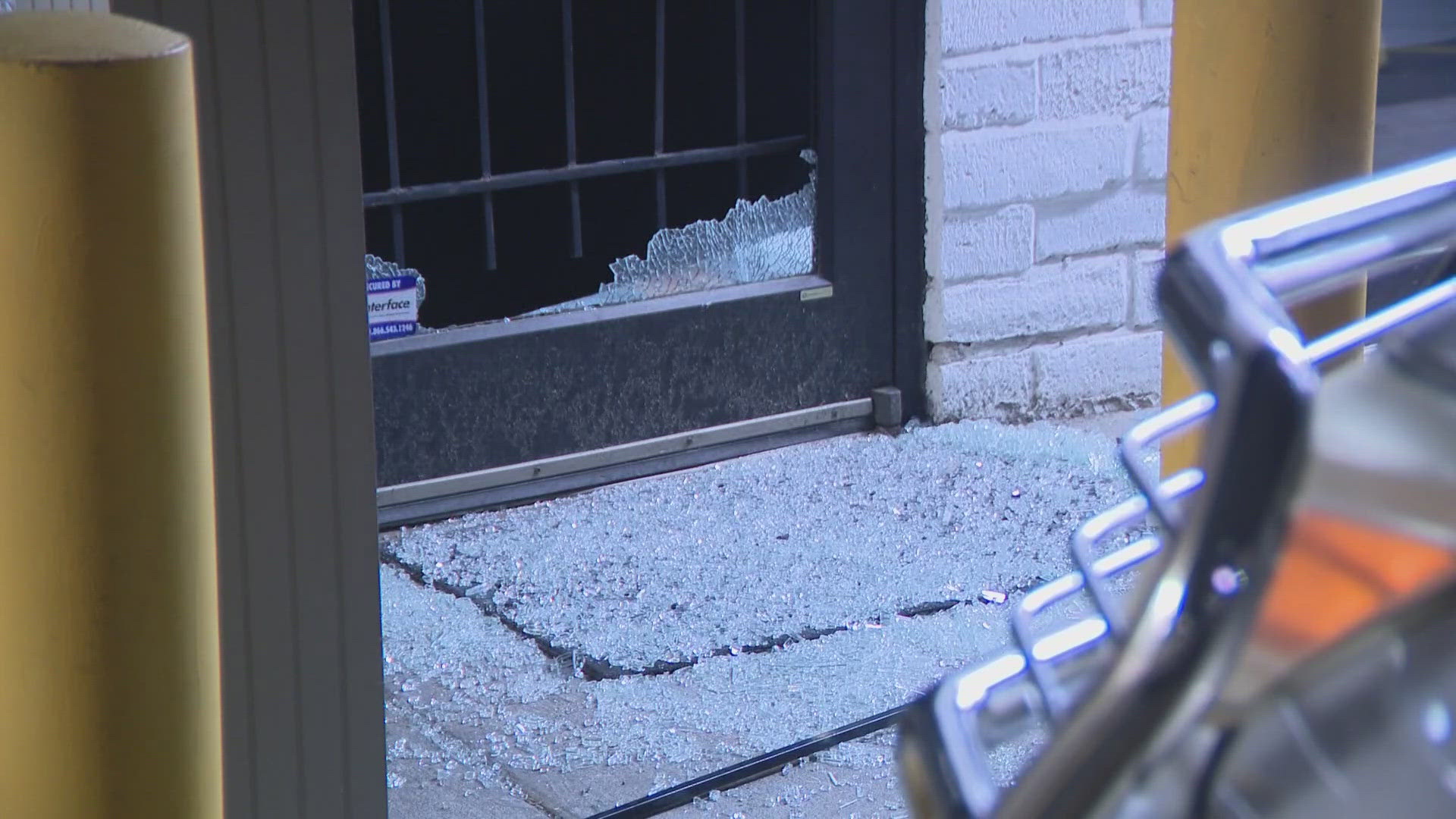Suspects smash through front door of St. Charles gun store; make off ...