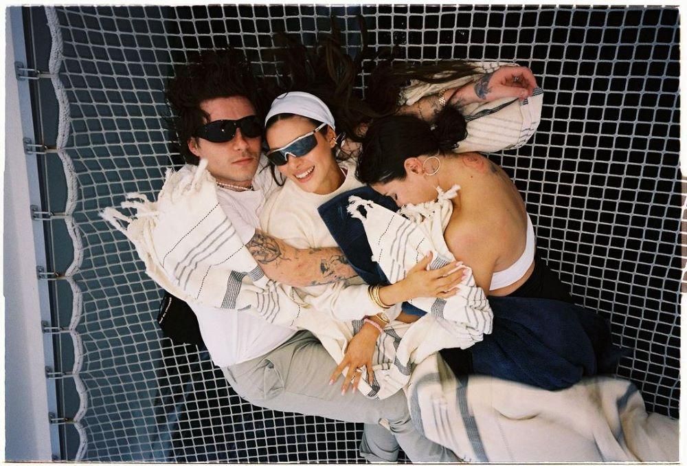 9 Momen Persahabatan Selena Gomez, Nicola Peltz, dan Brooklyn Beckham