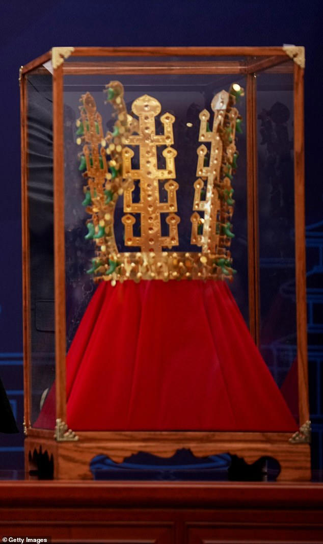 Trump gifted golden crown by South Korea's president just days after ...