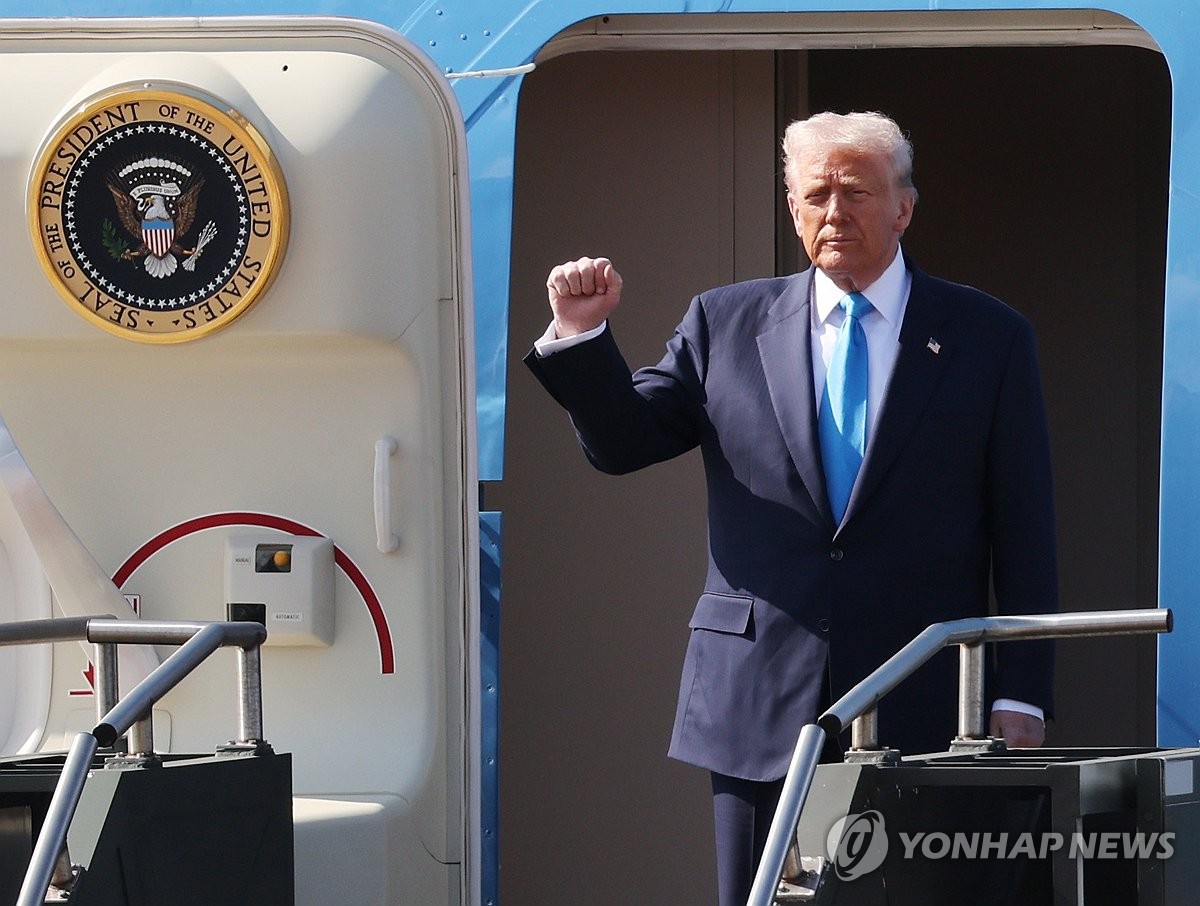 [APEC 2025] Trump gets warm welcome in S. Korea ahead of APEC gathering
