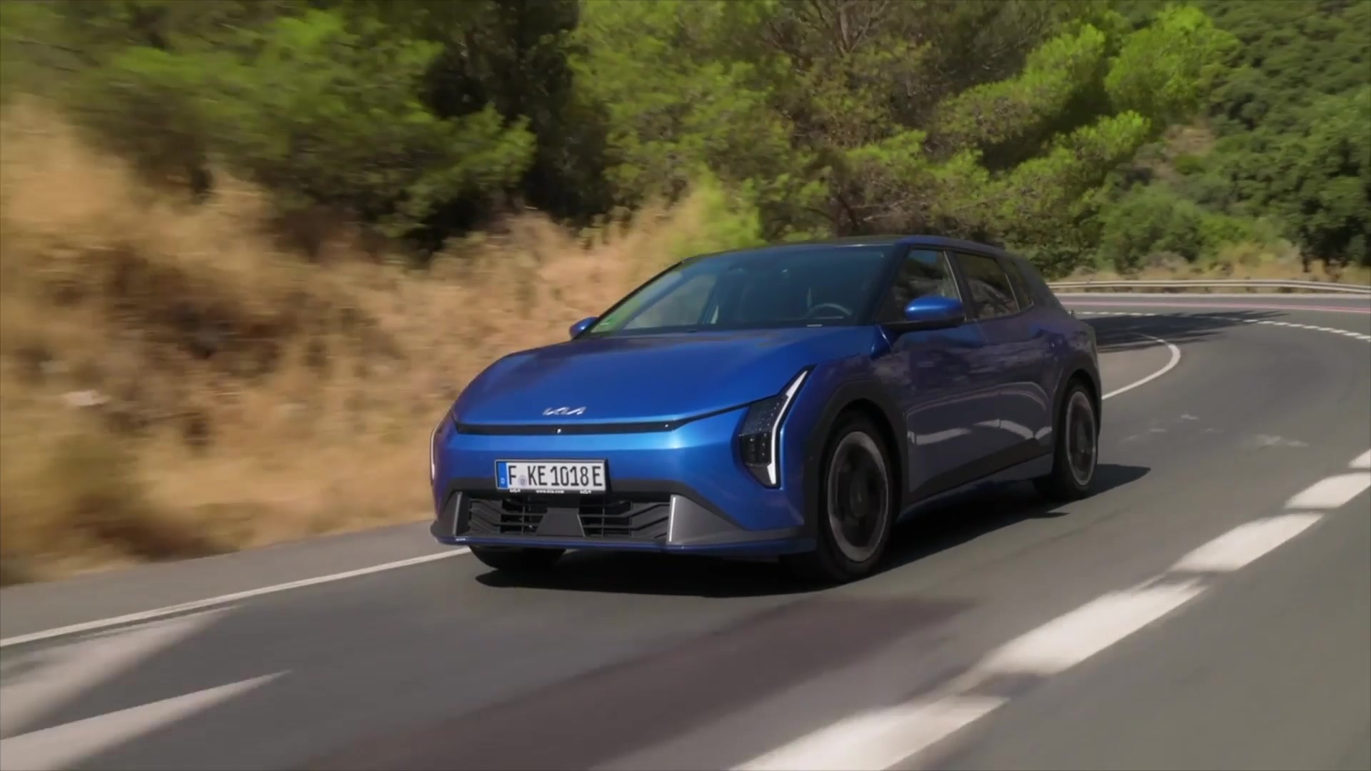 Kia EV4 Hatchback 81.4kWh in Blue Flame Driving Video