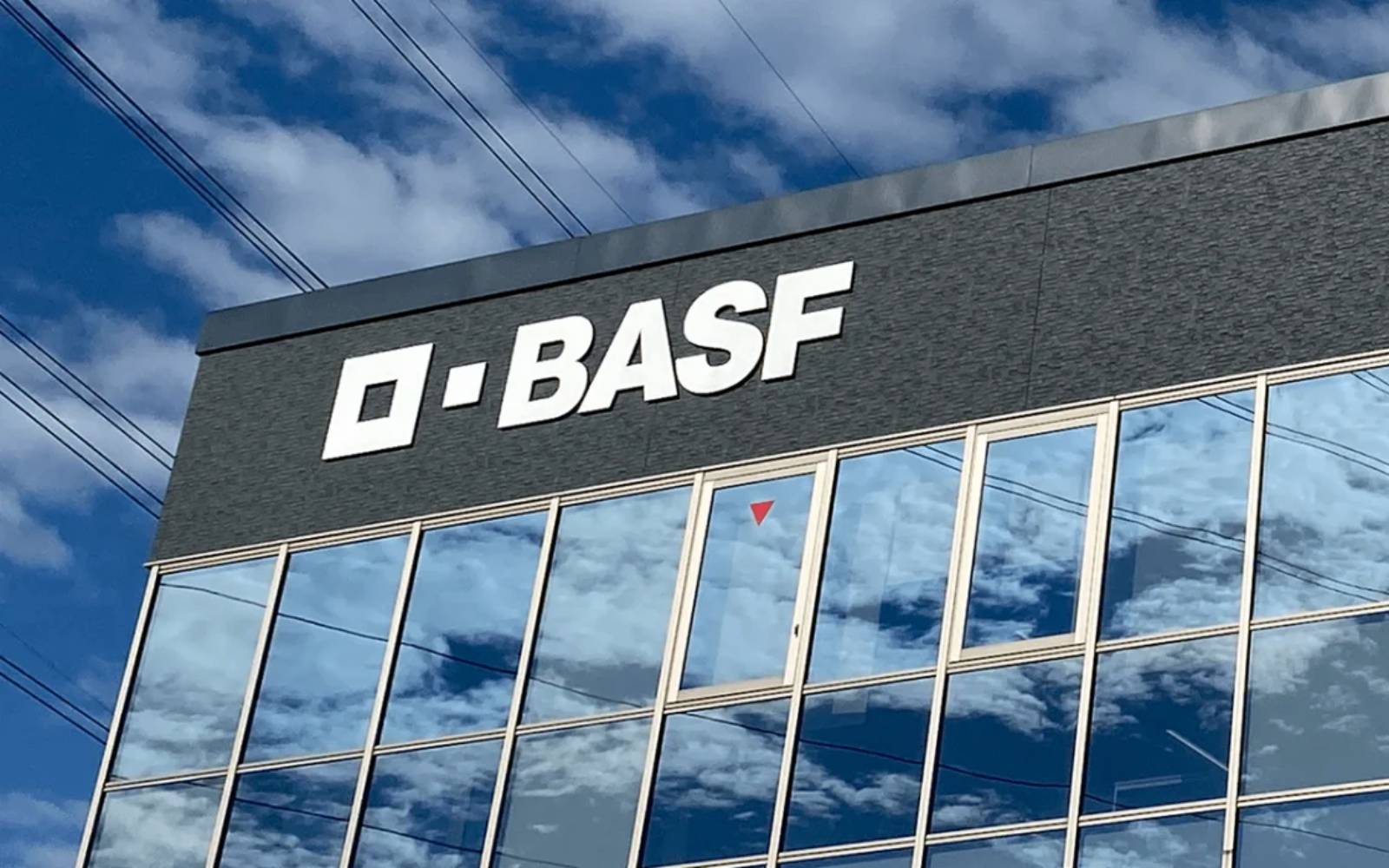 Chemicals giant BASF beats forecast amid tough market