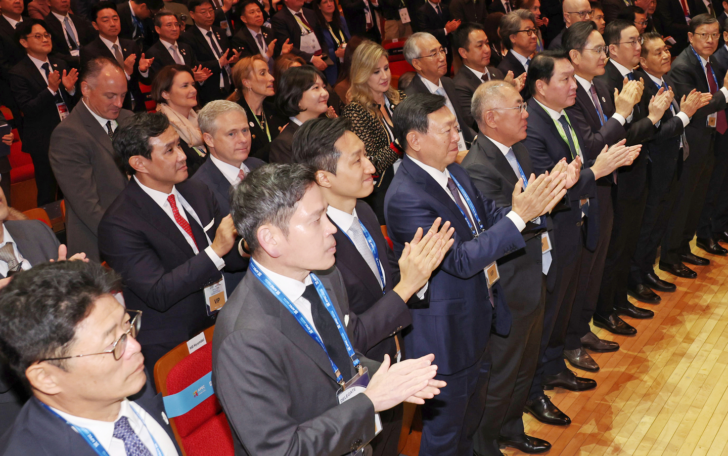 Lee emphasizes growth through cooperation during APEC CEO Summit address