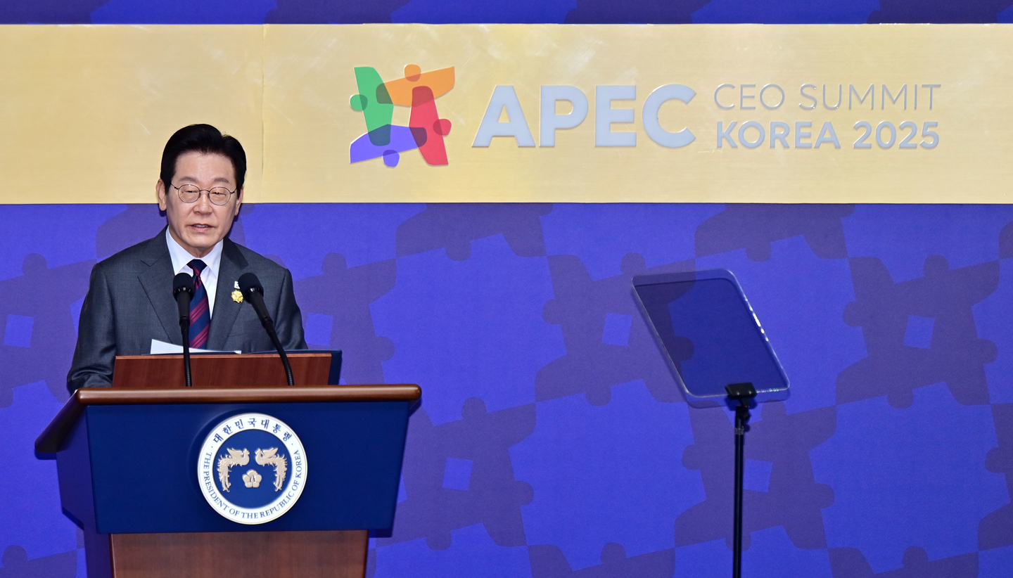 Lee emphasizes growth through cooperation during APEC CEO Summit address