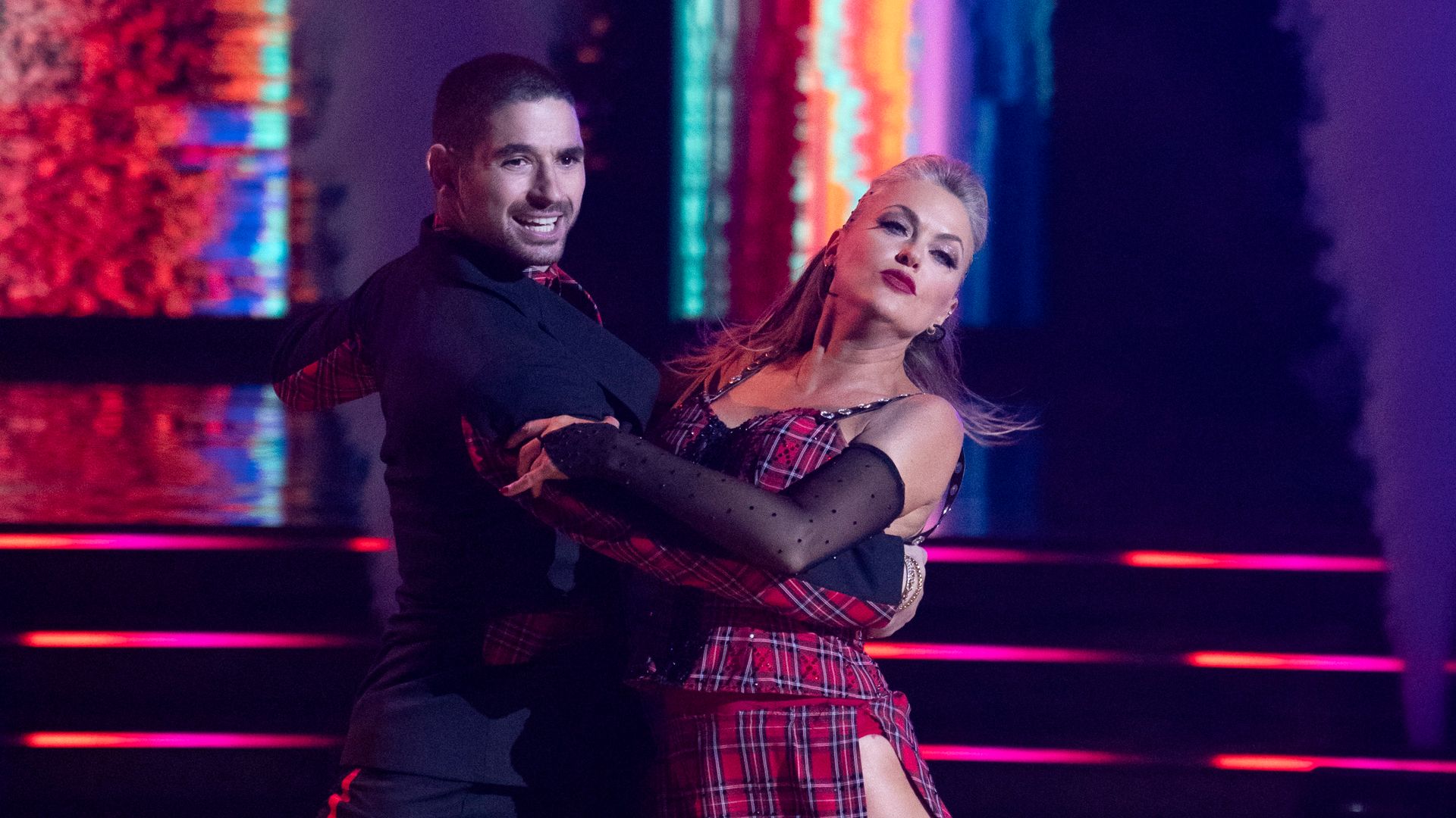 DWTS star Elaine Hendrix carried off ballroom floor, hospitalized after ...