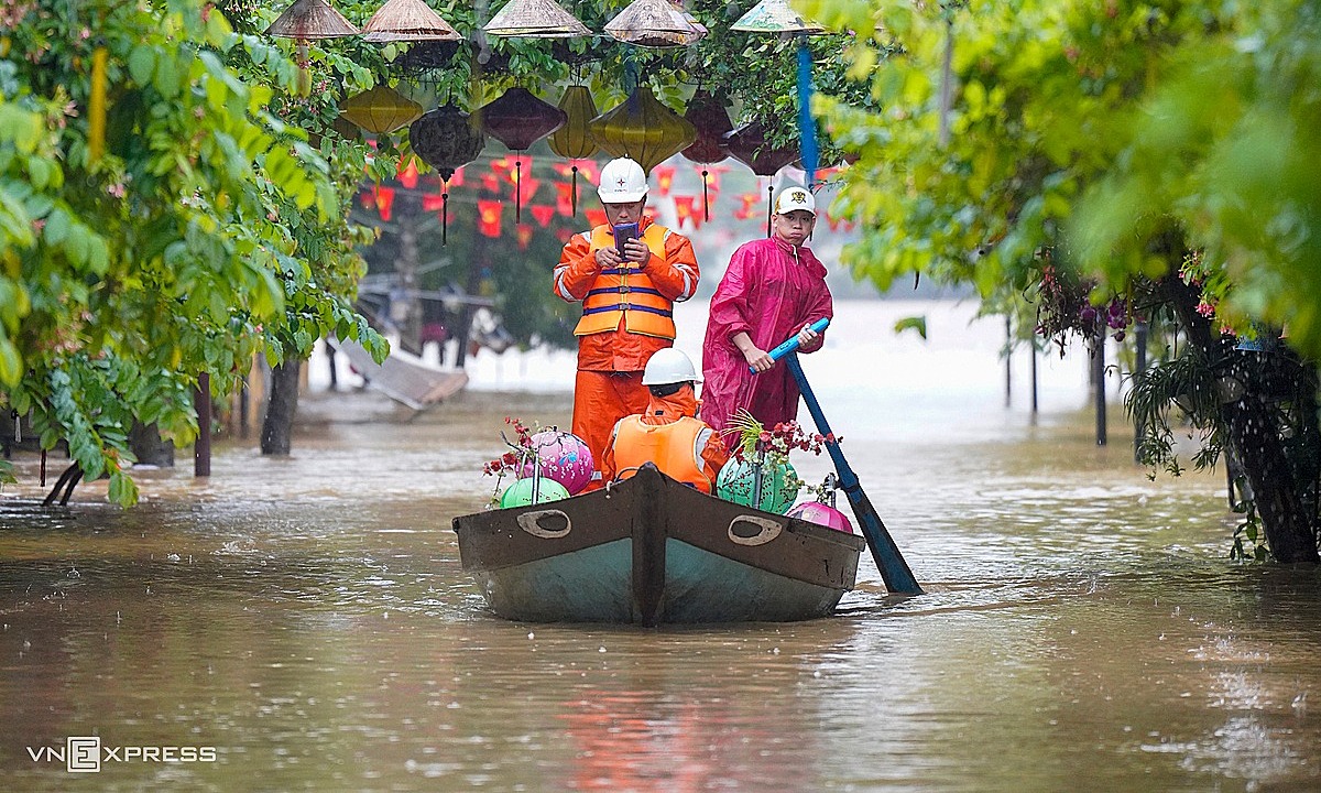 10 dead, 5 missing as floods ravage central Vietnam