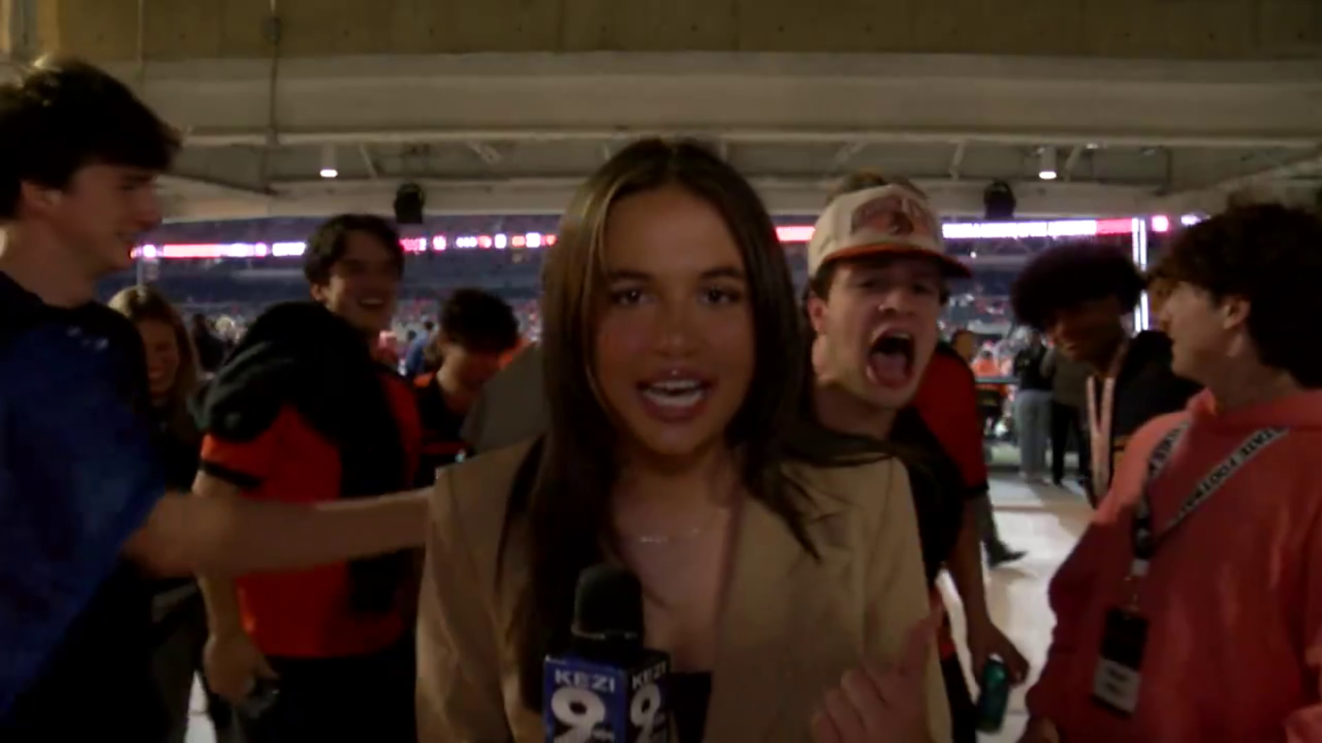 Oregon Sports Reporter Reacts After Fans Shout '6-7' During Broadcast ...