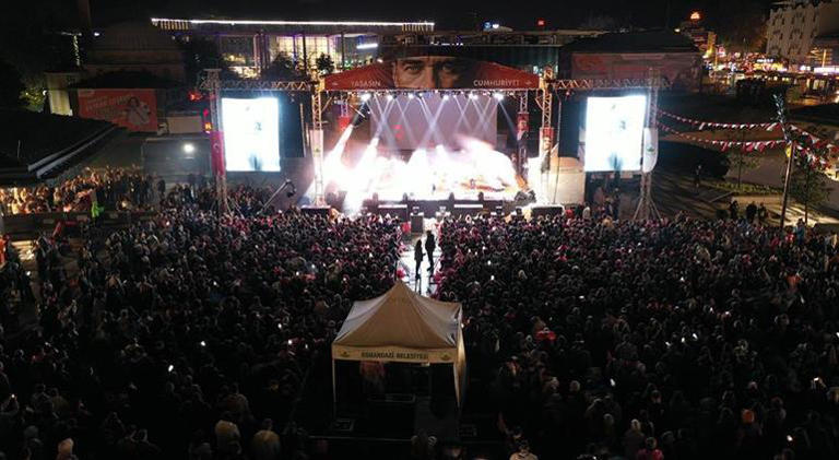 Bursa, Cumhuriyet Bayramı'nı Zeynep Bastık ile kutladı