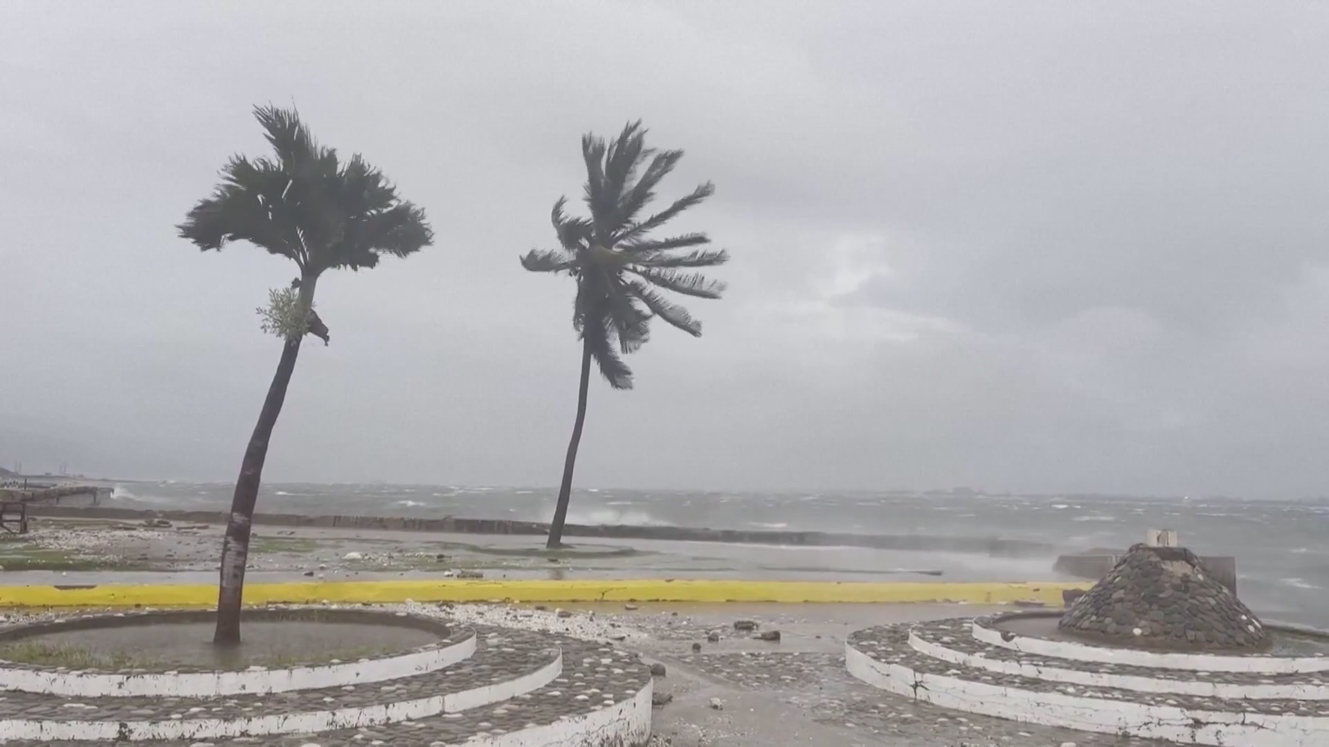 Hurricane Melissa makes landfall in Jamaica - WGN News at 10