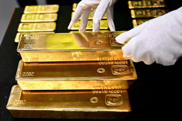 Thousands queue for hours in Australia to buy gold amid buying frenzy