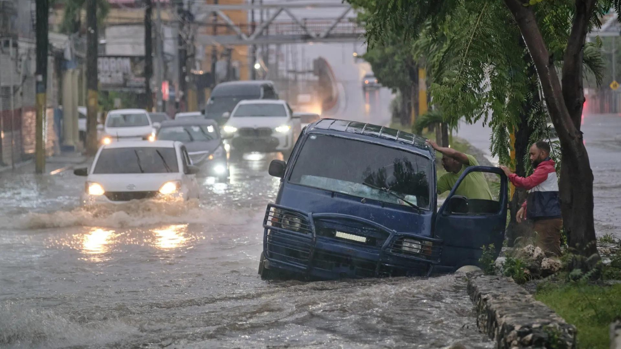 Storm devastates Jamaica: Hurricane Hunters film inside eye of Category ...