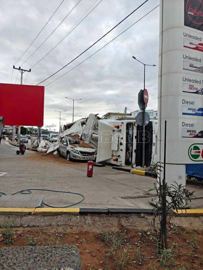 Ανετράπη νταλίκα που μετέφερε χώματα στα Βλάχικα της Βάρης - Έπεσε σε ΙΧ