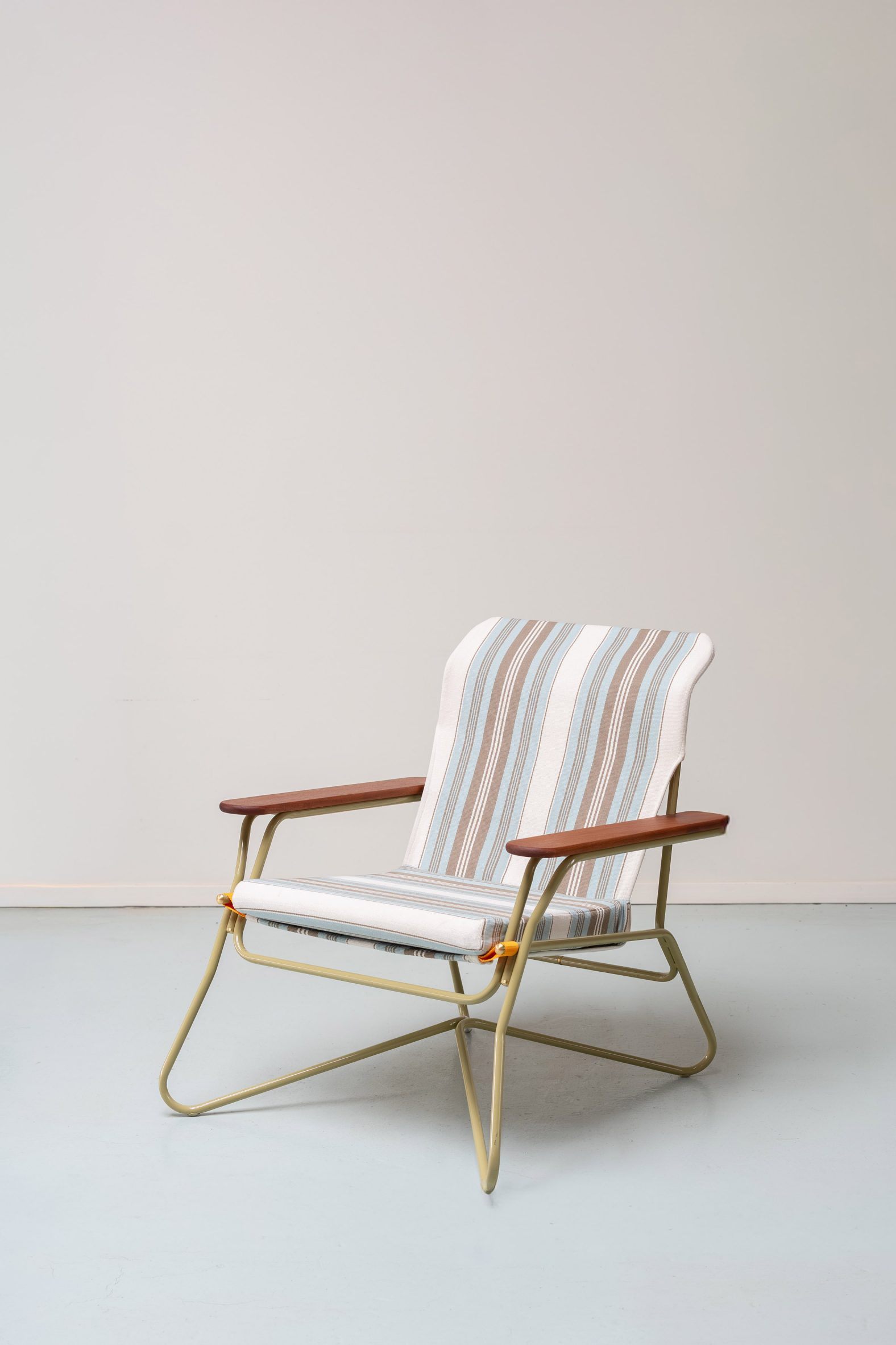 Conduit chair by Silla