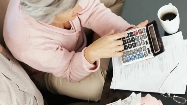 Συνταξιούχοι: Σχεδόν ένα επιπλέον μηνιάτικο για το 45% των συνταξιούχων ...