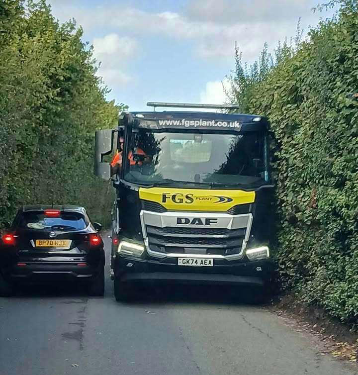 Lorries get stuck in Brishing Lane, Loose Valley and Loose village as a ...