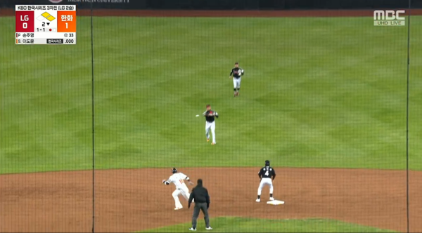 인필드플라이 선언 NO… 센스있는 오지환의 고의낙구, LG 살렸다[KS3]