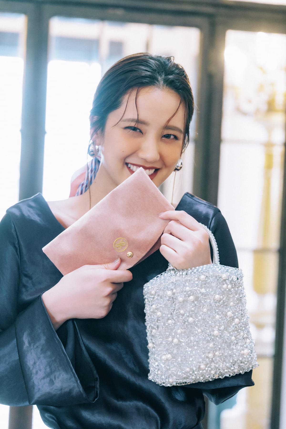 堀田茜が表紙に 山本美月・藤井夏恋・トラウデン直美が登場『CLASSY.』12月号