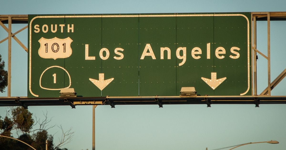 Un artiste crée un faux panneau pour aider les automobilistes