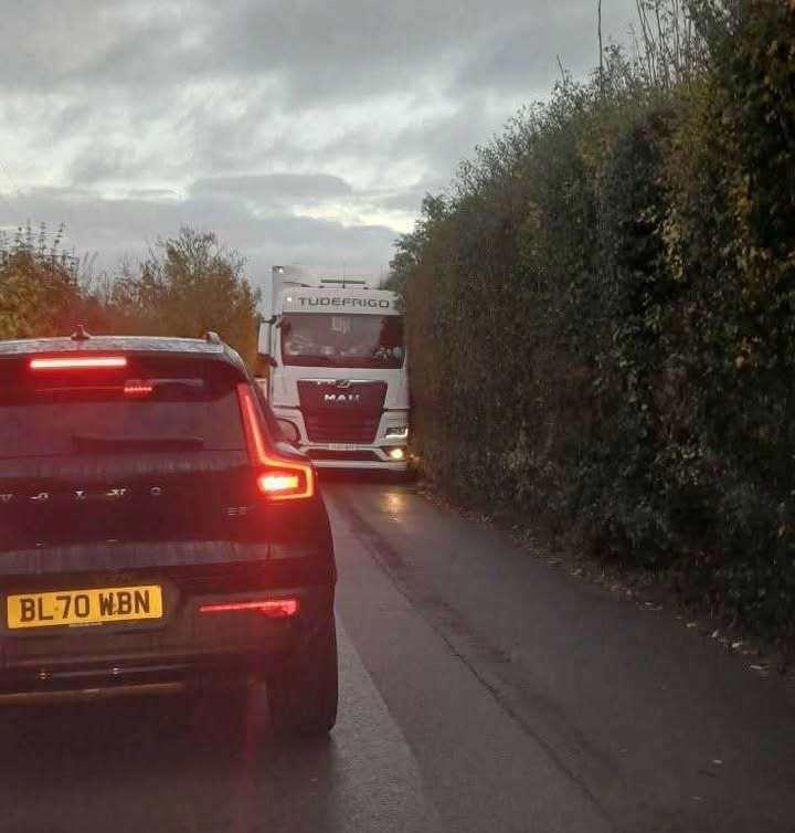 Lorries get stuck in Brishing Lane, Loose Valley and Loose village as a ...
