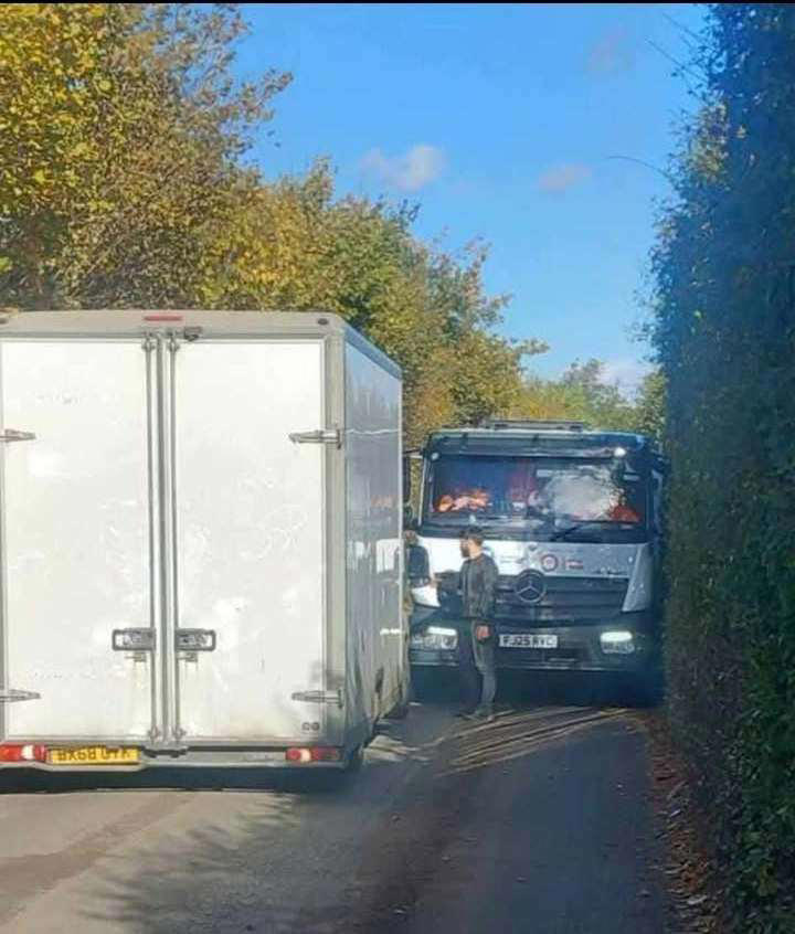 Lorries get stuck in Brishing Lane, Loose Valley and Loose village as a ...