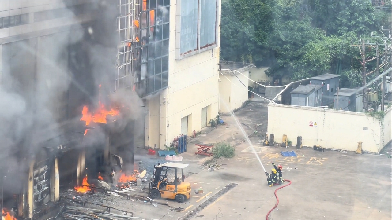 Fire breaks out in abandoned factory in Shenzhen, Guangdong, China