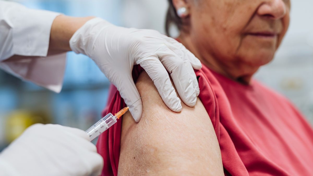 New study showed mRNA COVID-19 vaccines help extend cancer survival?