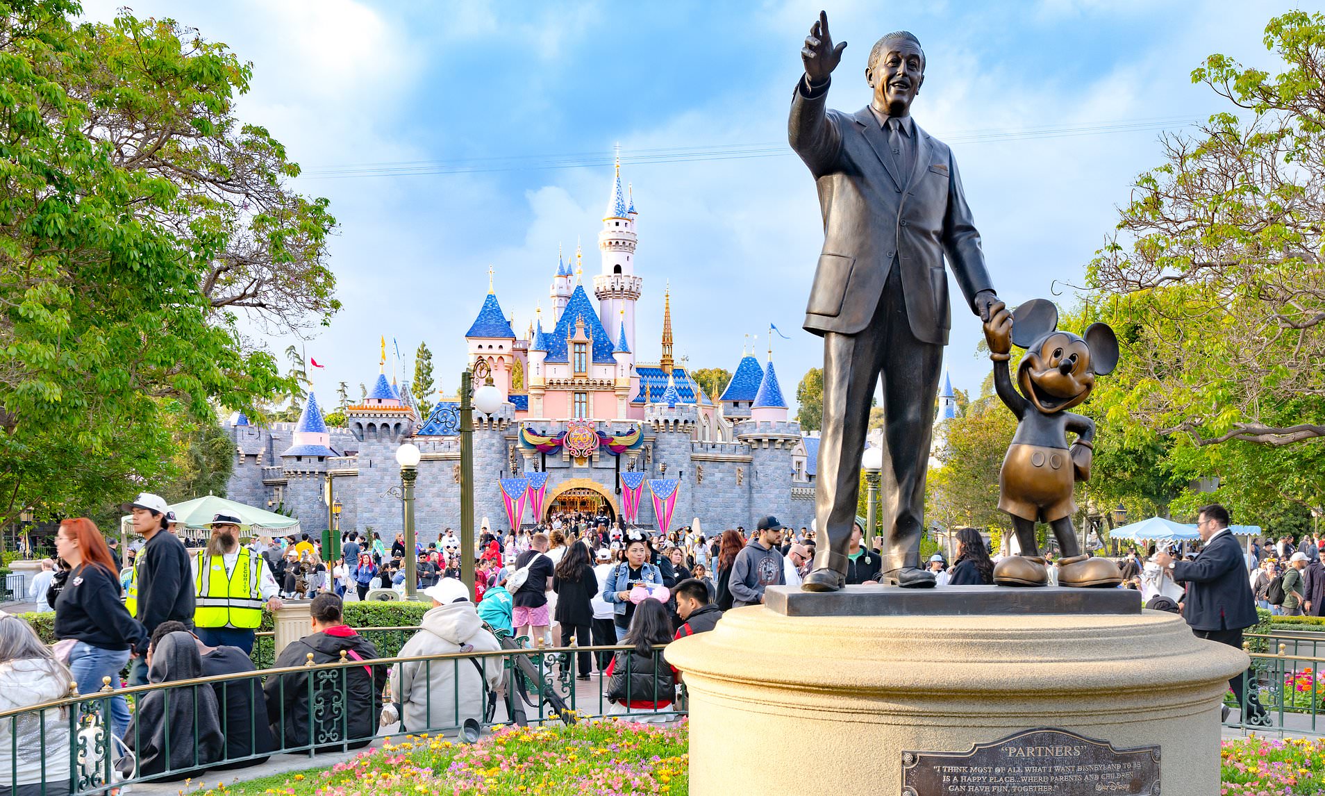 Expert reveals the meaning behind the '3-2-1' rule at Disney World