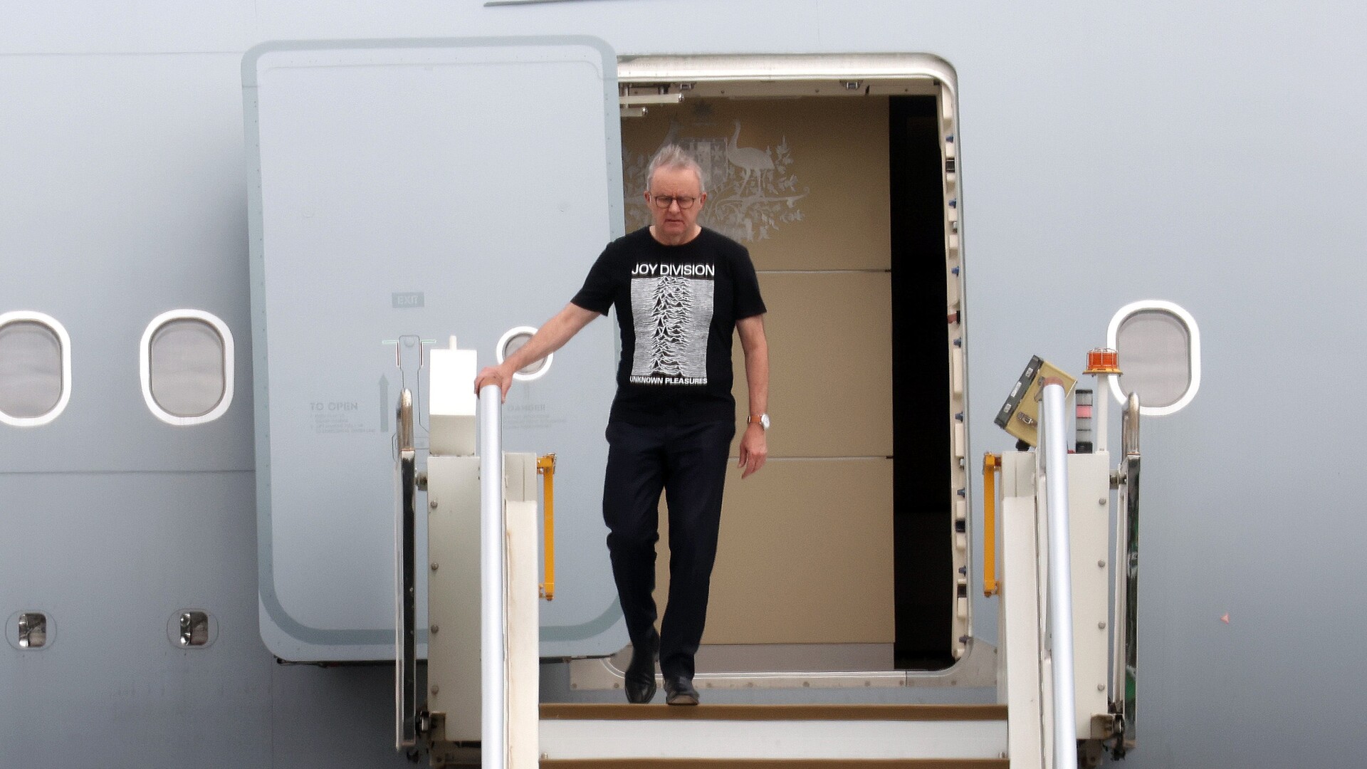 ‘Cruel’ Albanese refuses to apologise for wearing controversial Joy ...