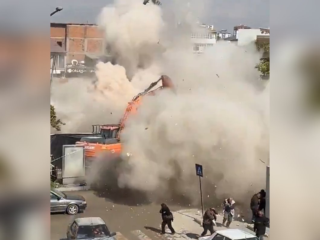House collapses - dust cloud sweeps away spectators