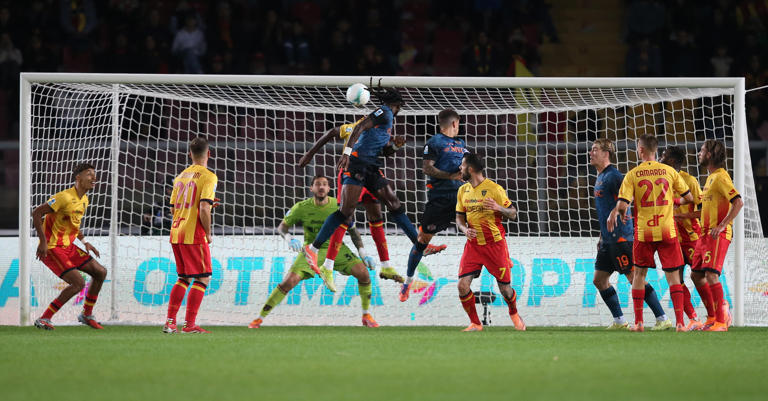 Soccer: Leaders Napoli win, AC Milan drop points again