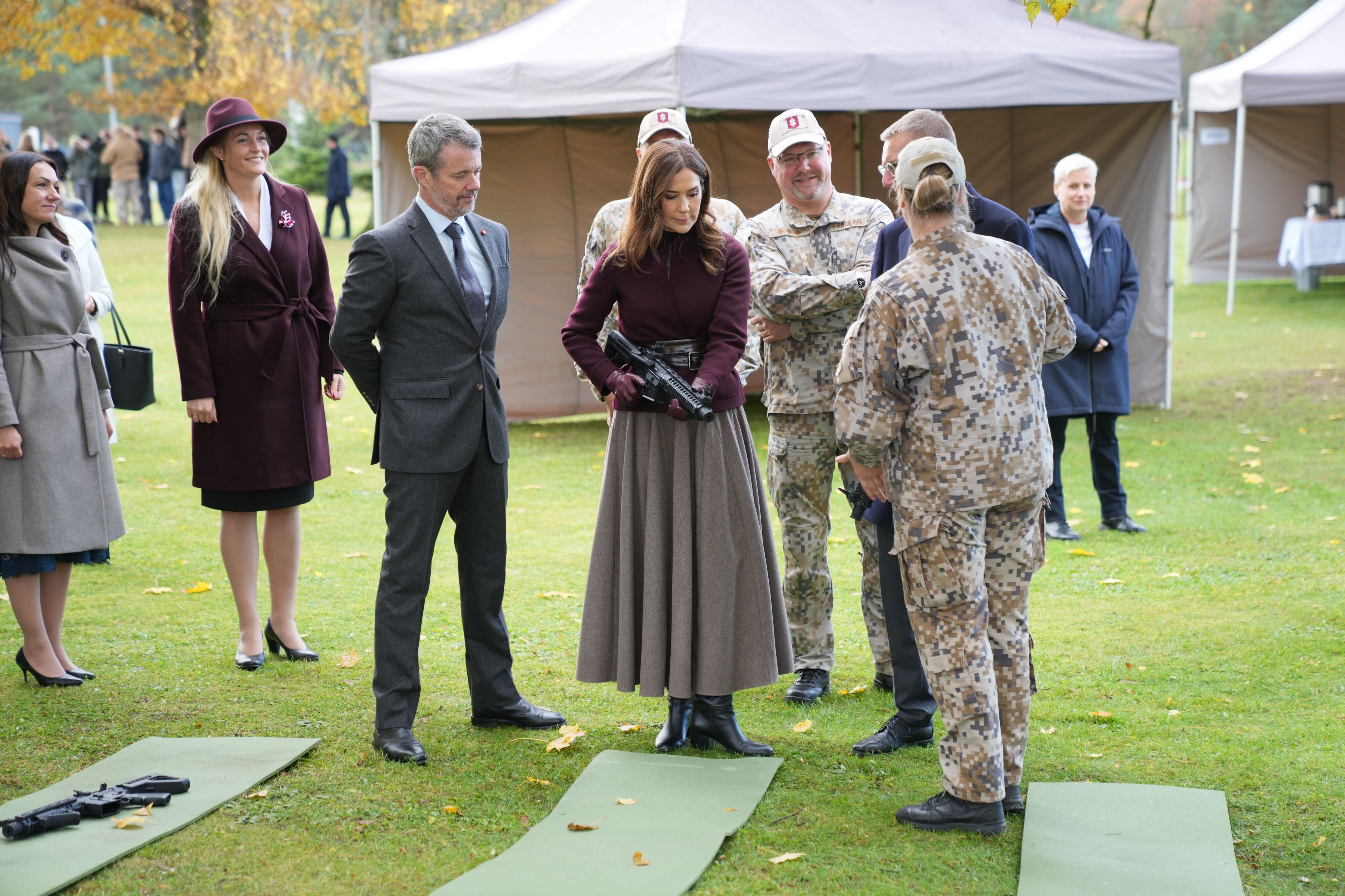 Dronning Mary får riffel i hånden under fast forsvarstime i Letland
