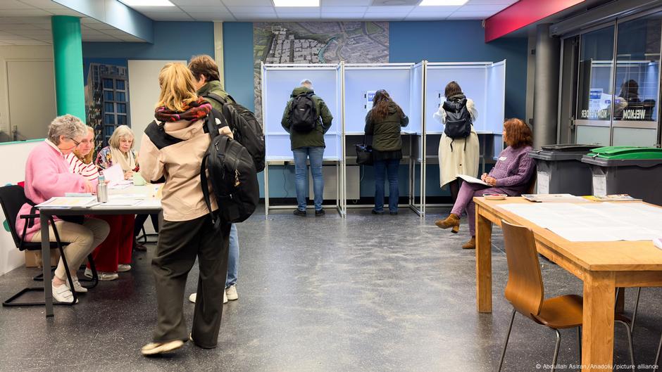 Centrists lead far-right in Dutch election, exit polls show