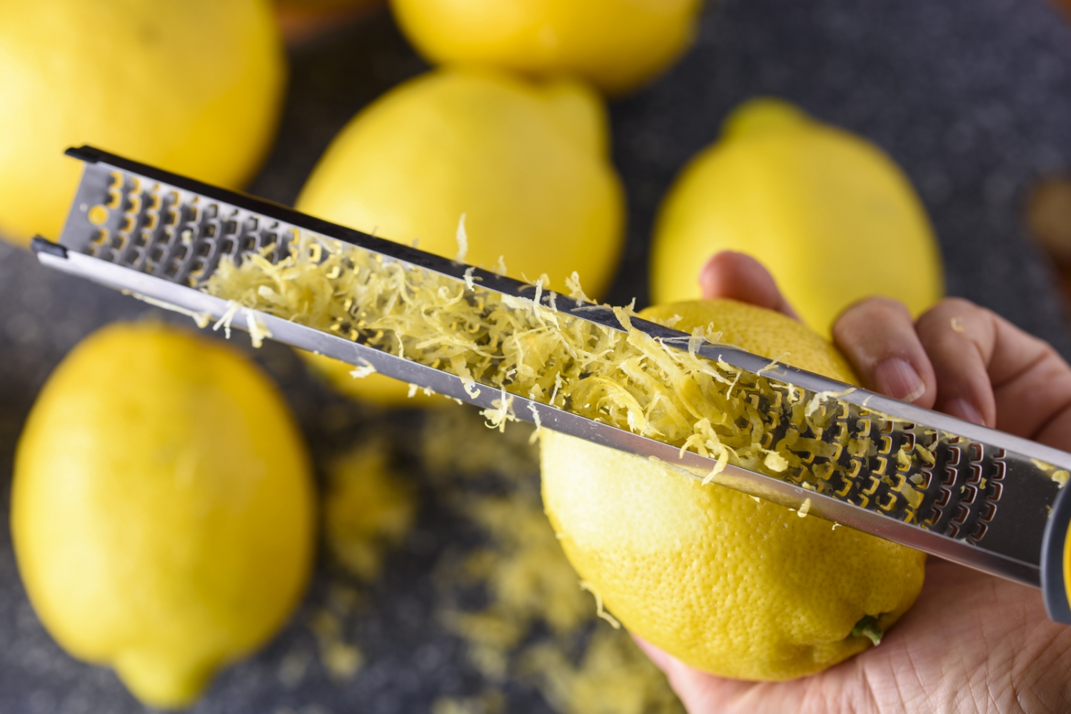 Spritzig-erfrischend: Diese Gerichte bekommen durch Zitronenschale ein ...