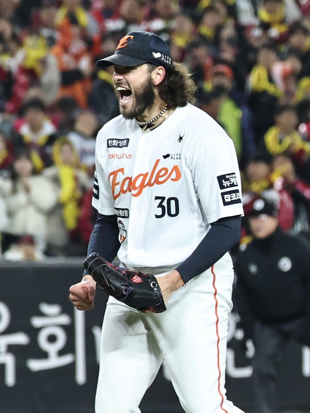 “오늘 경기 더 중요해”→6이닝 KKKKKK 2실점…흔들렸지만 무너지지 않은 ‘슈퍼 에이스’ 한화 폰세 [MK KS3]