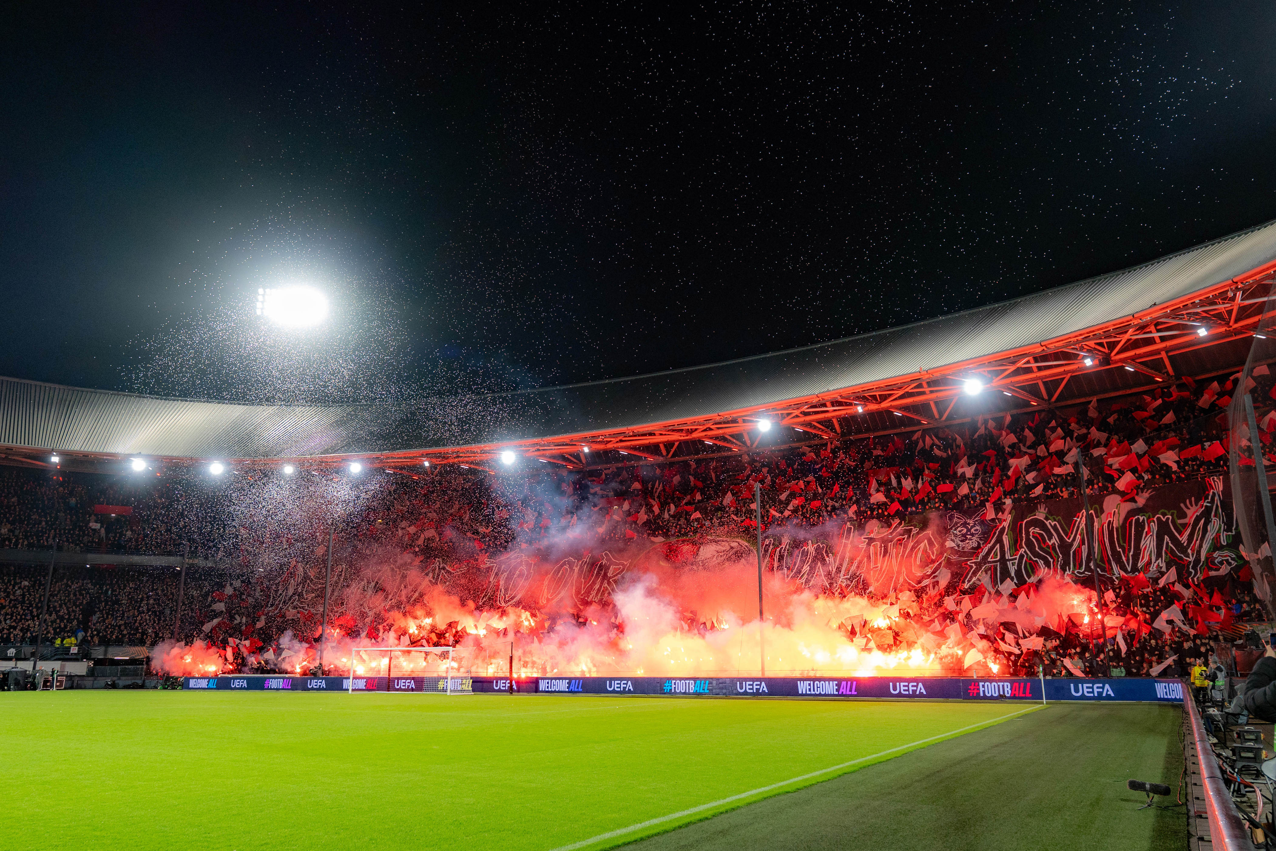 Feyenoord hard gestraft door UEFA vanwege vuurwerk tegen Panathinaikos
