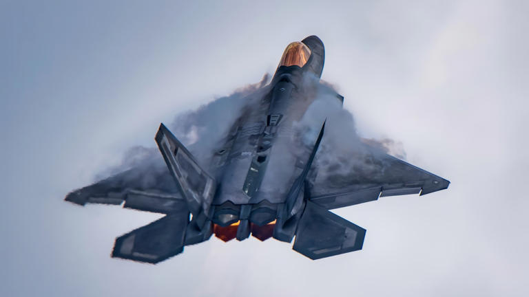 ‘We can’t build them anymore’: The US Air Force’s F-22 Raptor stealth ...