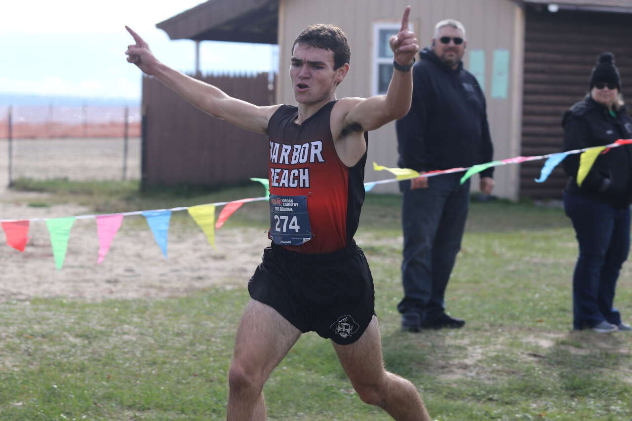 Harbor Beach's Brody Karg wins state title, breaks 3,200 meet record