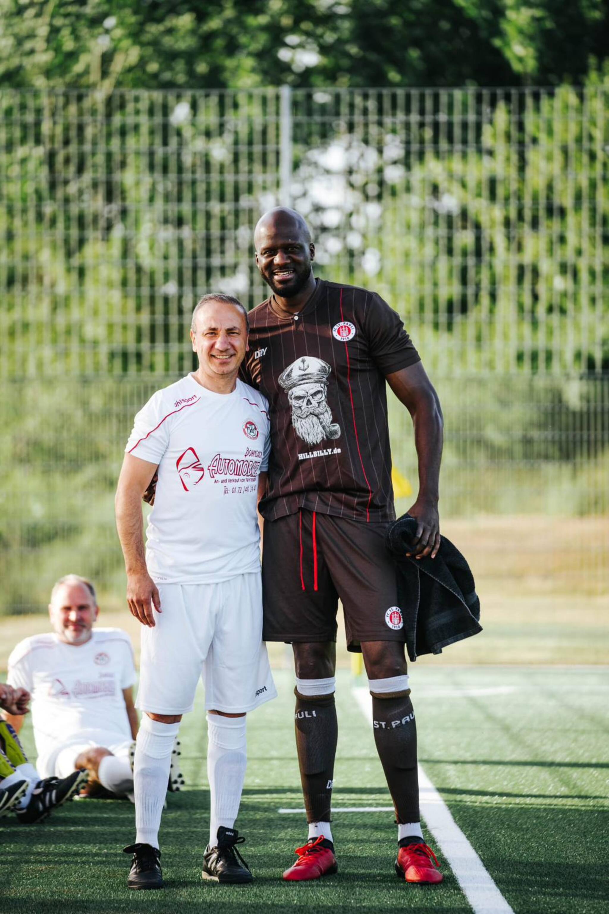 „Kicken gegen Krebs“ in Ahrensbök: Ex-Profis und VfB-Trainer Capretti ...