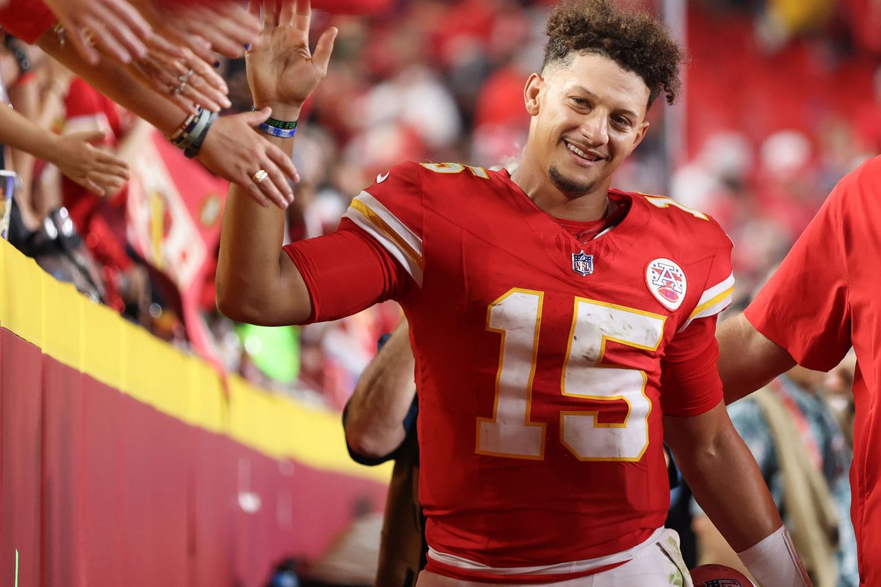 Patrick Mahomes Surprises Young Fan Undergoing Cancer Treatment with ...