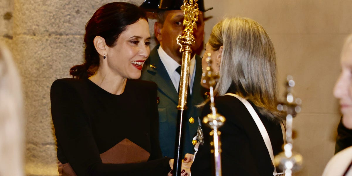 Isabel Díaz Ayuso deslumbra con el vestido de invitada ideal para el otoño