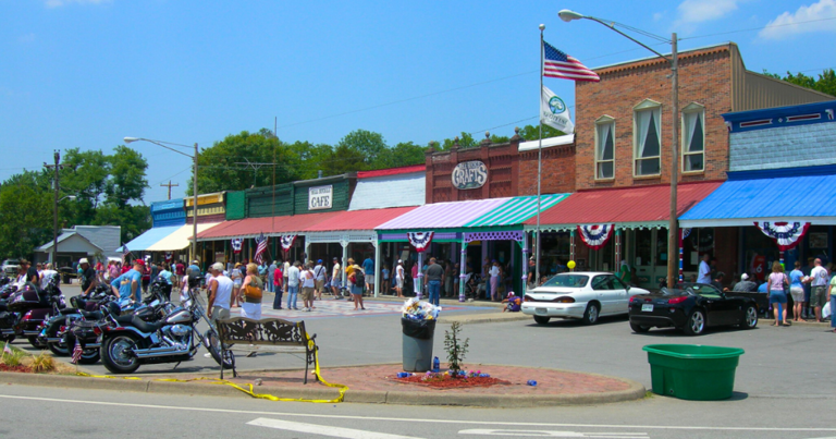 The Small Tennessee Town That Feels Straight Out of Schitt's Creek