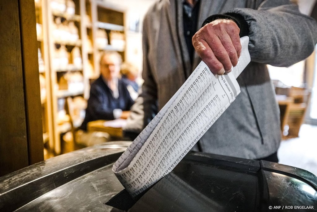 Volle stembussen in Den Haag door dikke stembiljetten