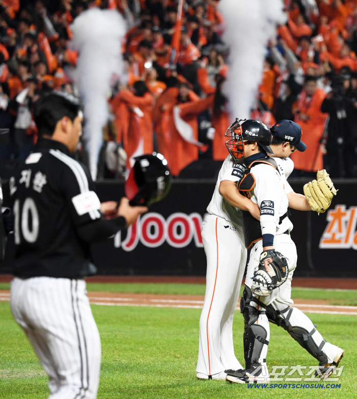 Closer Kim Seo-hyun Hug Catcher Choi Jae-hoon Baseball of Faith
