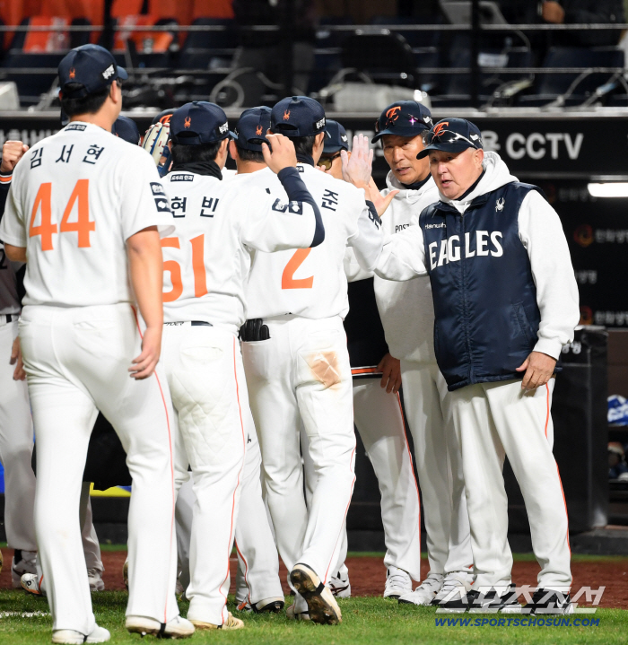 Hanwha manager Kim Kyung-moon, Kim Seo-hyun, Shim Woo-joon, is in big ...