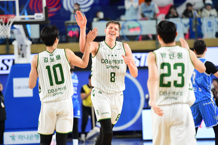 Lee Jung-hyun will play in 700 consecutive games Lee Seon-bano triple double. DB overpowered the ...